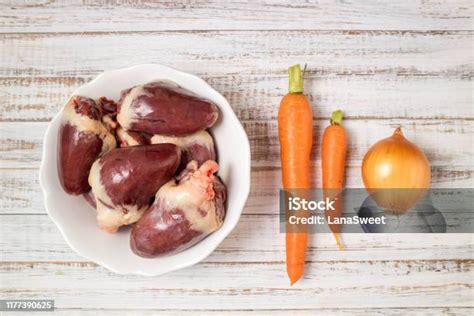 흰색 나무 배경에 야채 당근과 양파원시 칠면조 하트 마음 도용 을 위한 재료 건강한 음식 가금류에 대한 스톡 사진 및 기타 이미지 Istock