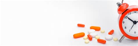 약 알 약 및 캡슐 배너 복사 공간 웹에 대 한 포스터 약 의약품 정제 진통제의 약물 항생제 비타민과 흰색 배경에 알람 시계