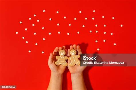 해피 2022 새해 쿠키 세트 진저 브레드 남자 생강 비스킷에서 의료 얼굴 마스크에 여자 빨간 배경에 아이 손에 설탕 장식 계절