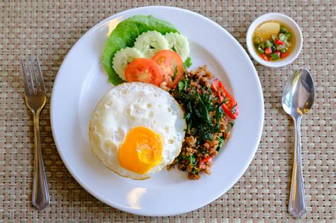 튀긴 바질에 돼지고기와 계란후라이를 곁들여 볶습니다 거리에 대한 스톡 사진 및 기타 이미지 거리 건강한 생활방식 고기