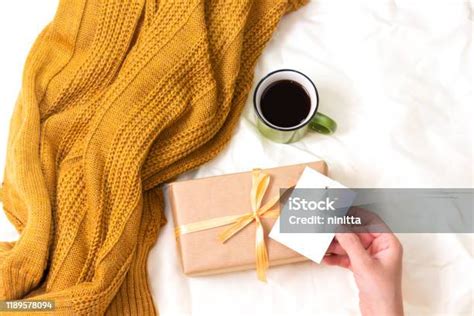 커피 컵과 선물 침대에 모직 스카프 위의 빈 카드를 들고 손 안녕하세요 겨울 개념 12월에 대한 스톡 사진 및 기타 이미지 12월 1월 Hello Winter