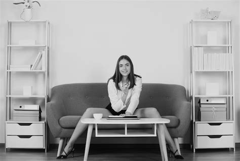 Соблазнительная сексуальная секретарша в офисе Симпатичная бухгалтер