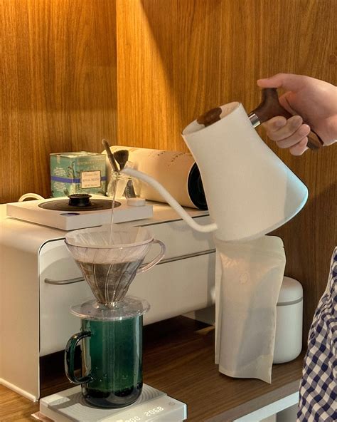 견우네 우드인테리어 • 플랜테리어 제품제공 기분전환이 필요할 땐 작은 패브릭 하나만 바꿔도 공간의 분위기가 달라지지 않나요ෆ⸒⸒ 이번에 러움의 핀더 지아트 키친