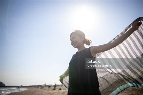 해변에서 스카프와 함께 춤을 추는 행복한 여성 비행처럼 30 39세에 대한 스톡 사진 및 기타 이미지 30 39세 가나가와 관광 Istock