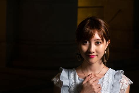 무료 이미지 주도하는 레이디 아름다움 헤어 스타일 턱 말뿐인 유행 인간의 눈 사진술 갈색 머리 미소 드레스 플래시 사진 인물 사진 흑발 모델