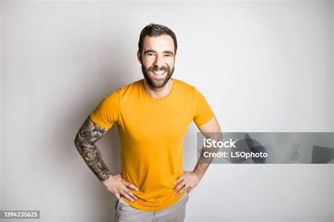 흰색 배경에 수염과 문신과 번트 오렌지 셔츠를 입은 캐주얼 한 청년의 초상화 30 39세에 대한 스톡 사진 및 기타 이미지 30 39세 35 39세 남성 Istock