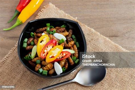 누에 푸페 그릇에 조미료와 자루에 숟가락으로 요리 곤충 고기로 만든 식품 으로 먹는 음식 곤충은 단백질 식용의 좋은 소스입니다 엔토모파기 개념 0명에 대한 스톡 사진 및