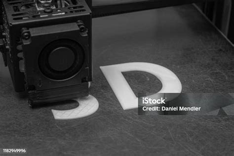 3d 프린터는 흰색 필라멘트 Pla로 3d 단어를 인쇄합니다 3차원 인쇄에 대한 스톡 사진 및 기타 이미지 3차원 인쇄 3차원 형태 검은색 Istock