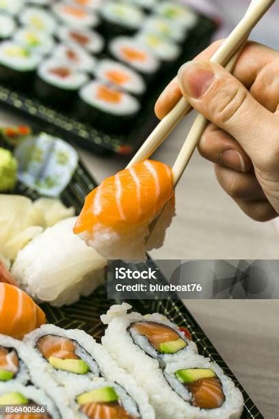젓가락 선택 초밥 사시 미와 Futomaki를 사용 하 여 핸드 롤 만든 신선한 초밥 연어 새우와 사비와 생강으로 설정 합니다 전통적인 일본 요리입니다 0명에 대한 스톡