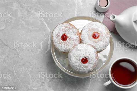 맛있는 젤리 도넛은 회색 테이블에 차와 함께 제공됩니다 텍스트를 위한 공간 0명에 대한 스톡 사진 및 기타 이미지 0명 가루 설탕 공휴일 Istock