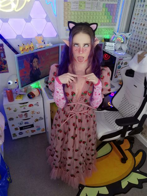 Would You Help A Kitten Out 🤤 ️ Scrolller