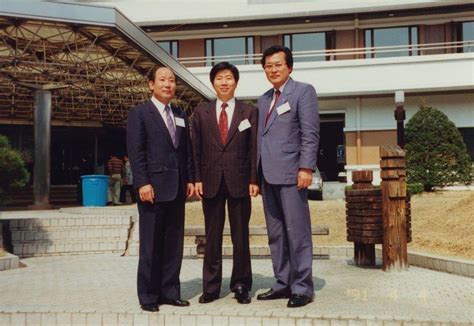 노무현사료관 [행사 참석자들과 기념촬영하는 노무현 의원]