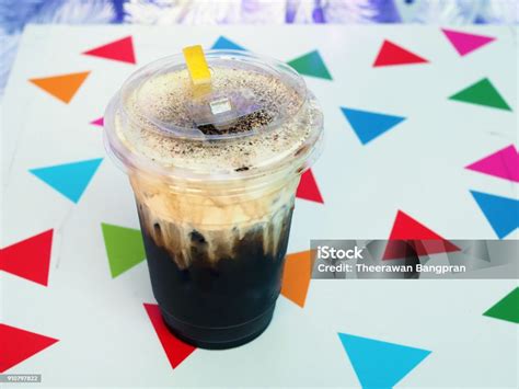 화려한 배경에 크림 치즈 거품의 레이어와 아이스 홍차 녹차의 플라스틱 유리 0명에 대한 스톡 사진 및 기타 이미지 0명 갈색 건강한 생활방식 Istock