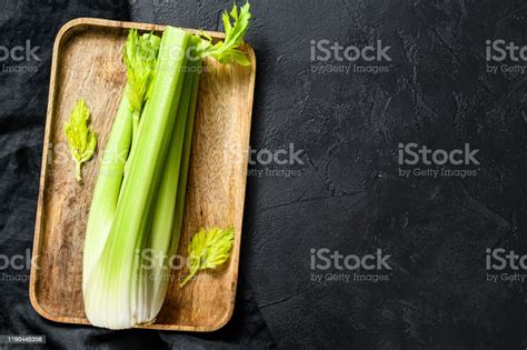 신선한 셀러리 줄기와 잎의 무리 검은 색 배경입니다 맨 위 보기 텍스트를 위한 공간 가지 식물 부위에 대한 스톡 사진 및 기타 이미지 가지 식물 부위 건강한 생활방식