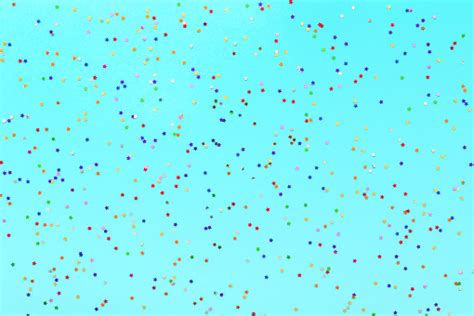 파스텔 블루 배경에 여러 가지 빛깔의 별이 뿌려져 있습니다 축제 휴일 배경입니다 프로젝트에 사용할 수 있습니다 축 하 개념입니다 크리스마스 패턴입니다 상단 보기 플랫 레이