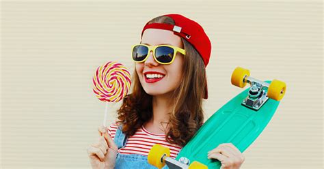 흰색 배경에 야구 모자를 쓰고 롤리팝과 녹색 스케이트 보드를 가진 젊은 미소 여자의 여름 초상화 20 29세에 대한 스톡 사진 및 기타 이미지 Istock