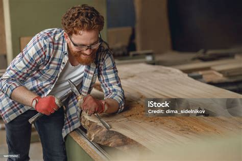 목공 작업장에서 나무 판자를 자르는 동안 끌로 작업하는 안경을 쓴 목수 20 24세에 대한 스톡 사진 및 기타 이미지 20 24세 개선 개체 그룹 Istock