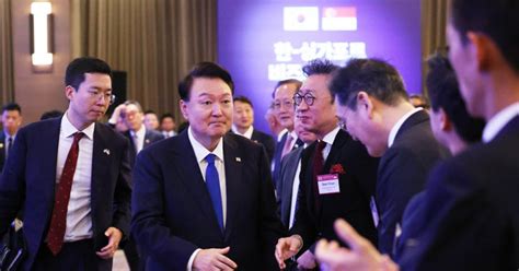 인사나누는 윤 대통령과 이재용 회장