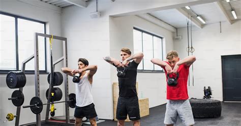 체육관에서 운동하는 세 명의 젊은 남자 케틀벨 스윙 사진 Unsplash의 크로스 핏 이미지