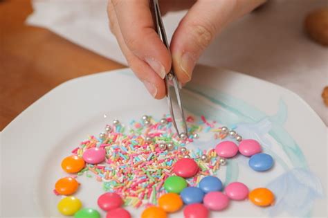 핀셋을 사용하여 화려한 스프링클과 사탕으로 아이싱에 은색 공을 놓는 페이스트리 셰프 기술에 대한 스톡 사진 및 기타 이미지 기술 다중 색상 달콤한 음식 Istock