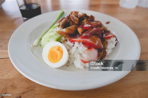 바베큐 돼지고기와 바삭바삭한 배꼽 돼지고기의 태국 요리와 바비큐 레드 소스를 나무 테이블에 얹은 바삭바삭한 배꼽 돼지고기 0명에 대한 스톡 사진 및 기타 이미지 Istock