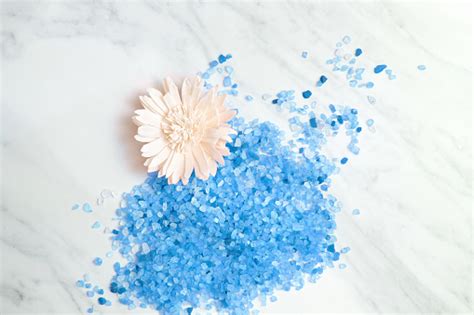 푸른 향기로운 바다 소금과 대리석 표면에 흩어져있는 밝은 흰색 꽃 0명에 대한 스톡 사진 및 기타 이미지 0명 거친 건강