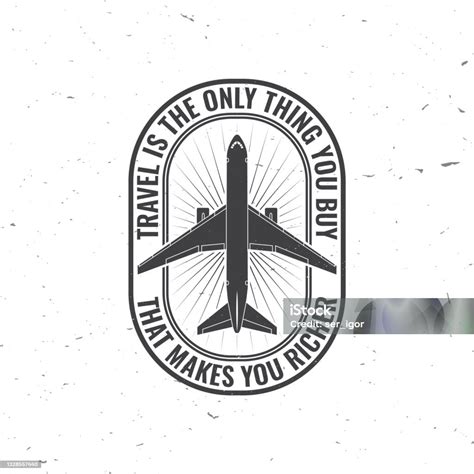 여행은 당신이 풍부한 배지 엠블럼을 만드는 당신이 구입하는 유일한 것입니다 비행기 실루엣으로 여행 영감 따옴표 벡터 여행 포스터