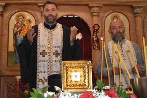 Мощи на свети Пантелеймон пристигнаха в храма Свети Три Светители в Горна Оряховица