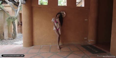 Solo Tease Near A Copper Bath Tub Eporner
