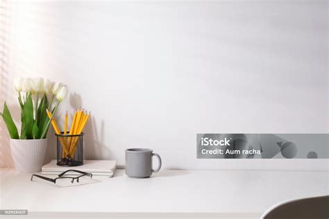 흰색 테이블에 화분 커피 컵 연필꽂이가 있는 여성스러운 현대적인 직장 광고 문구를 위한 공간을 복사합니다 0명에 대한 스톡 사진 및 기타 이미지 Istock
