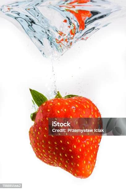 딸기는 큰 물놀이와 함께 물 속에 깊이 빠진다 흰색 배경에 맑은 물에 가라 앉는 과일 가라앉음에 대한 스톡 사진 및 기타 이미지 가라앉음 과일 기포 Istock