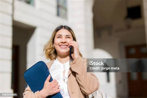대학에서 휴대전화를 사용하는 어린 학생 개념 수업으로 돌아가기 25 29세에 대한 스톡 사진 및 기타 이미지 25 29세 검색 대학교 Istock