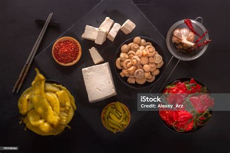 검은 테이블에 두부를 곁들인 붉은 고추와 노란 고추를 발효시켰습니다 전통 한국 음식 건강한 생활방식에 대한 스톡 사진 및 기타 이미지 건강한 생활방식 건강한 식생활
