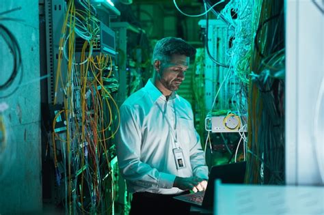 Premium Photo Mature Network Engineer Setting Up Network