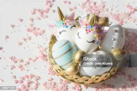 기치 유니콘의 형태로 부활절 달걀 흰색 배경에 금 패턴 플랫 레이 텍스트공간을 복사합니다 0명에 대한 스톡 사진 및 기타 이미지 Istock