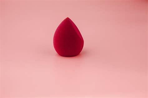 분홍색 배경에 다채로운 아름다움 스폰지입니다 파운데이션 컨실러 등의 제품을 적용하고 블렌딩하기 위한 메이크업 도구 수평 샷 텍스트의 공백 복사 0명에 대한 스톡 사진 및