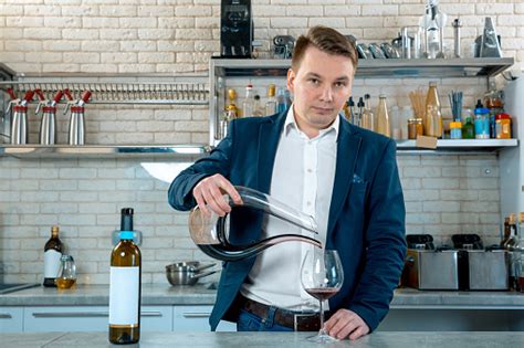 소믈리에 와인을 유리 그릇 이나 유리병을 혼합에서 쏟아져 남자 웨이터 디캔터에 대한 스톡 사진 및 기타 이미지 디캔터 고급 요리 남자 Istock