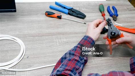 남성 전기 기술자가 전선의 플러그를 바꿉니다 전기 공구 작업 스트리퍼 크림프 스크루 드라이버 와이어 커터 전선을 연결하는 전기 기술자 Diy에 대한 스톡 사진 및 기타
