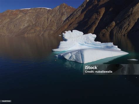 그린란드의 피오르에 떠도는 빙산이 녹아 있는 드 론 항공 이미지 0명에 대한 스톡 사진 및 기타 이미지 0명 그린란드 기후 변화 Istock