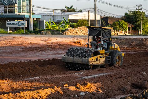 베트남 의 고속도로 건설 현장에서 작업 하는 토양 압축기 기계 개발에 대한 스톡 사진 및 기타 이미지 개발 거리 건물