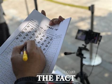 사전투표소 앞 부정선거 감시단시민들 말도 안 되는 소리