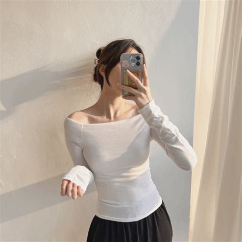봄 신상 오프숄더의 정석 베이직 기본 무지 오프숄더 긴팔 티셔츠 화이트 블랙 슬림핏 기모 선택 가능 봄 신상 오프숄더의 정석 베이직 기본 무지 오프숄더 긴팔 티셔츠 화이트 블랙 슬림핏 기모 선택 가능