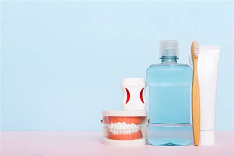 구강 세척제 및 기타 구강 위생 용품을 복사 공간이있는 컬러 테이블 상단보기 플랫 레이 치과 위생 구강 관리 키트 치과 의사