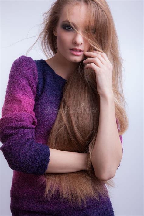 Joven Hermosa Y Elegante Chica Posando En El Estudio Imagen De Archivo