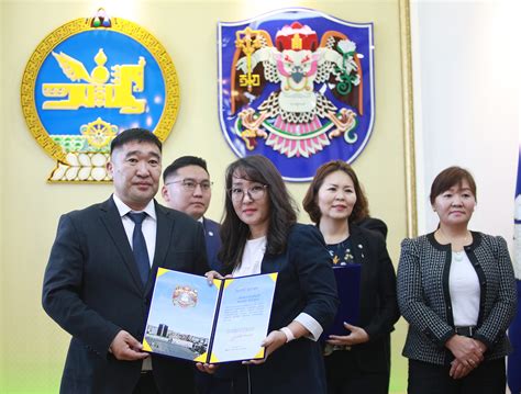 Улс нийслэлийн хөгжилд үнэтэй хувь нэмэр оруулсан албан хаагчдыг шагналаа