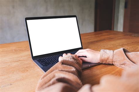 빈 흰색 데스크톱 화면으로 노트북 컴퓨터에서 사용하고 입력하는 여성의 모형 이미지 35 39세에 대한 스톡 사진 및 기타 이미지 35 39세 가정 생활 개념 Istock