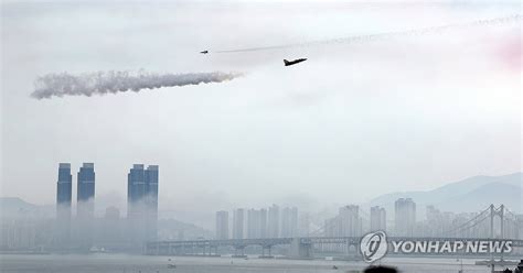 전쟁 난 줄 알았다”서울 중심 하늘에 전투기 굉음 시민들 깜짝 공군 블랙이글스 훈련