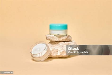 파스텔 배경에 화장품 용기 천연 석 지구 색상 제로 폐기물 용기 모형 개념 텍스트 또는 디자인공간을 복사합니다 광고 배너로 사용할 수 있습니다 0명에 대한 스톡 사진 및
