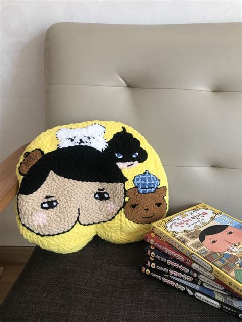 엉덩이탐정쿠션 Throw Pillows Pillows Bed