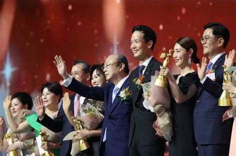 현장 방문 잦아진 김승연 회장 1 500여 명 직원 환호 속 트로피 건넸다